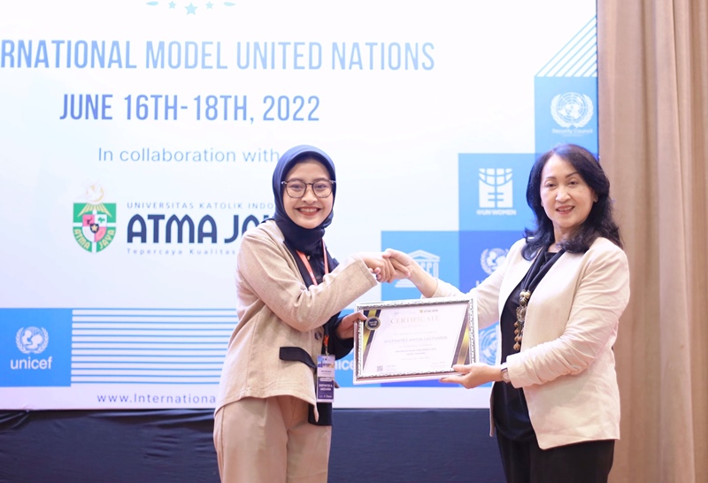 Anissa Alumni Ekonomi Pembangunan UMM Sukses Wakili Banyak Negara Forum ...